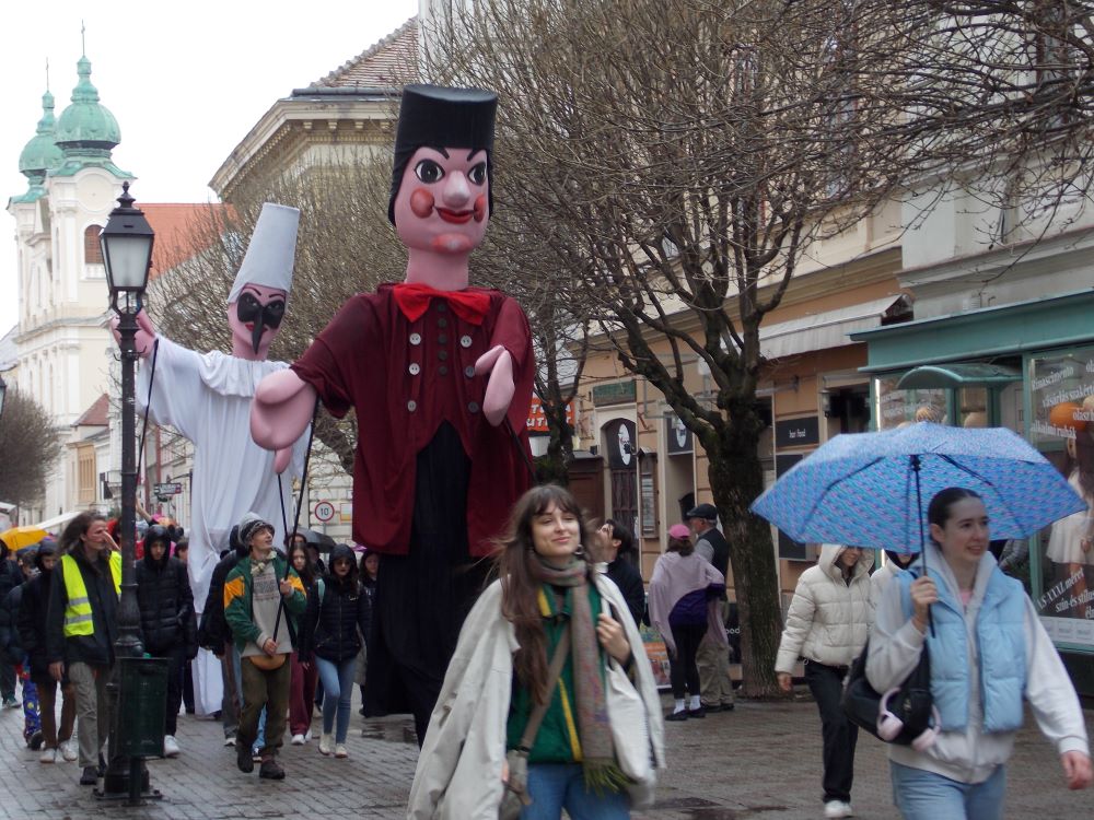 Voyage: the international French theatre festival in Pécs celebrates ...